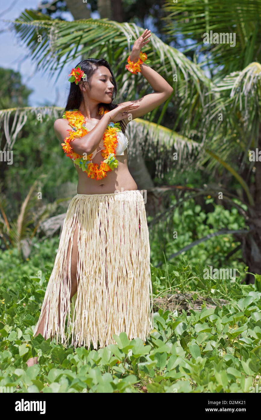 Hawaii Hawaiian Woman Green Lei High Resolution Stock Photography and ...