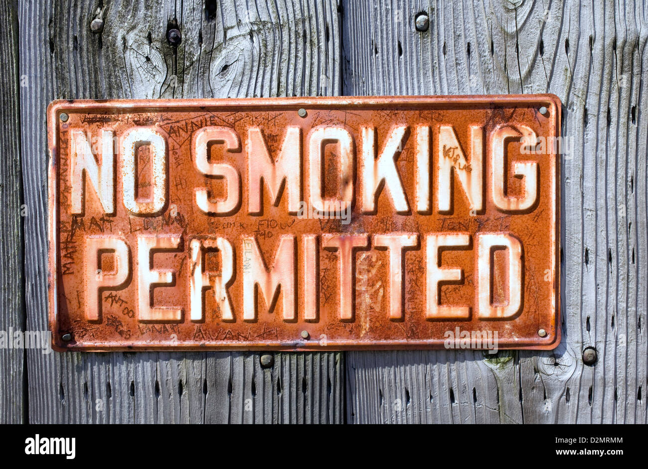 no smoking sign posted on fence Stock Photo - Alamy