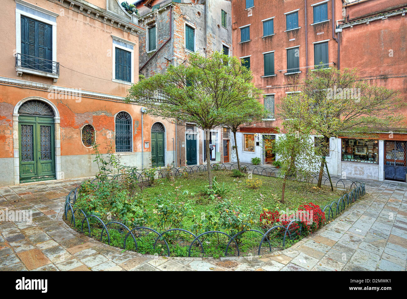 Small courtyard garden hi-res stock photography and images - Alamy