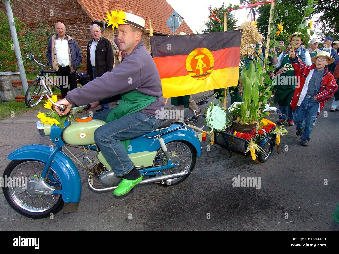 Gardeners with a Simson motorcycle, a self-built harvest trailer and a ...