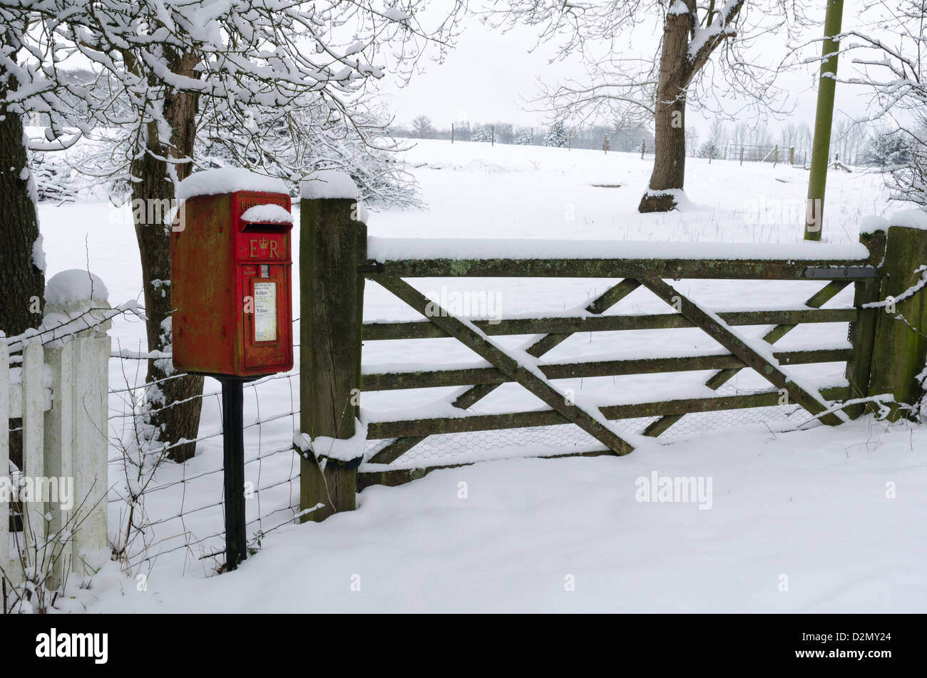 Gate post box hi-res stock photography and images - Alamy