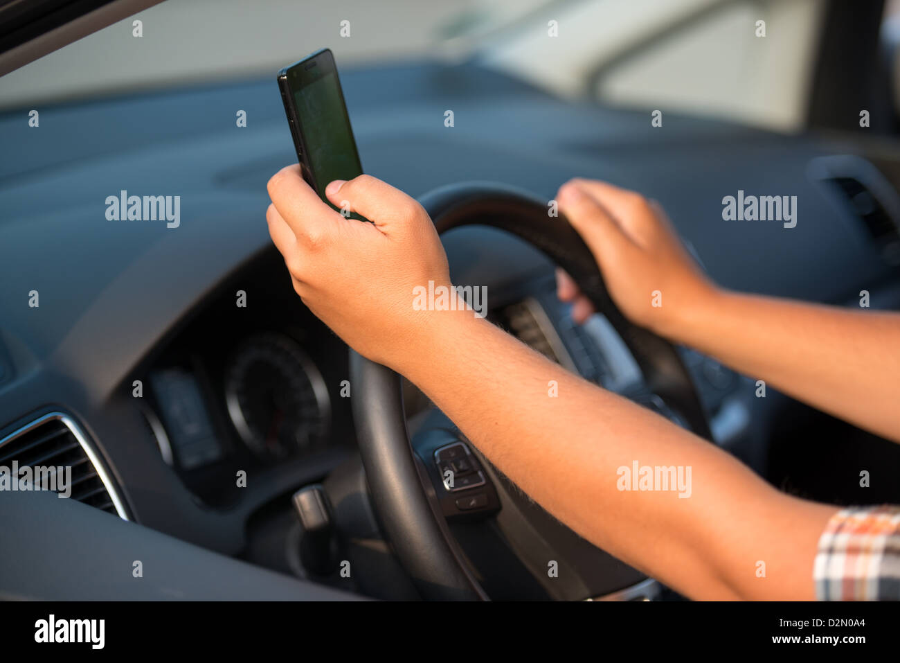 Drive driver driving texting hi-res stock photography and images - Alamy