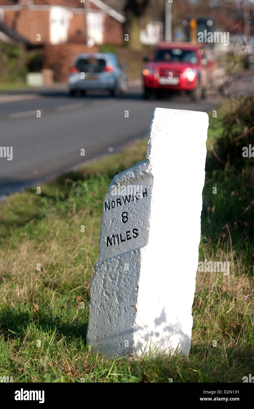 Mile marker hi-res stock photography and images - Alamy