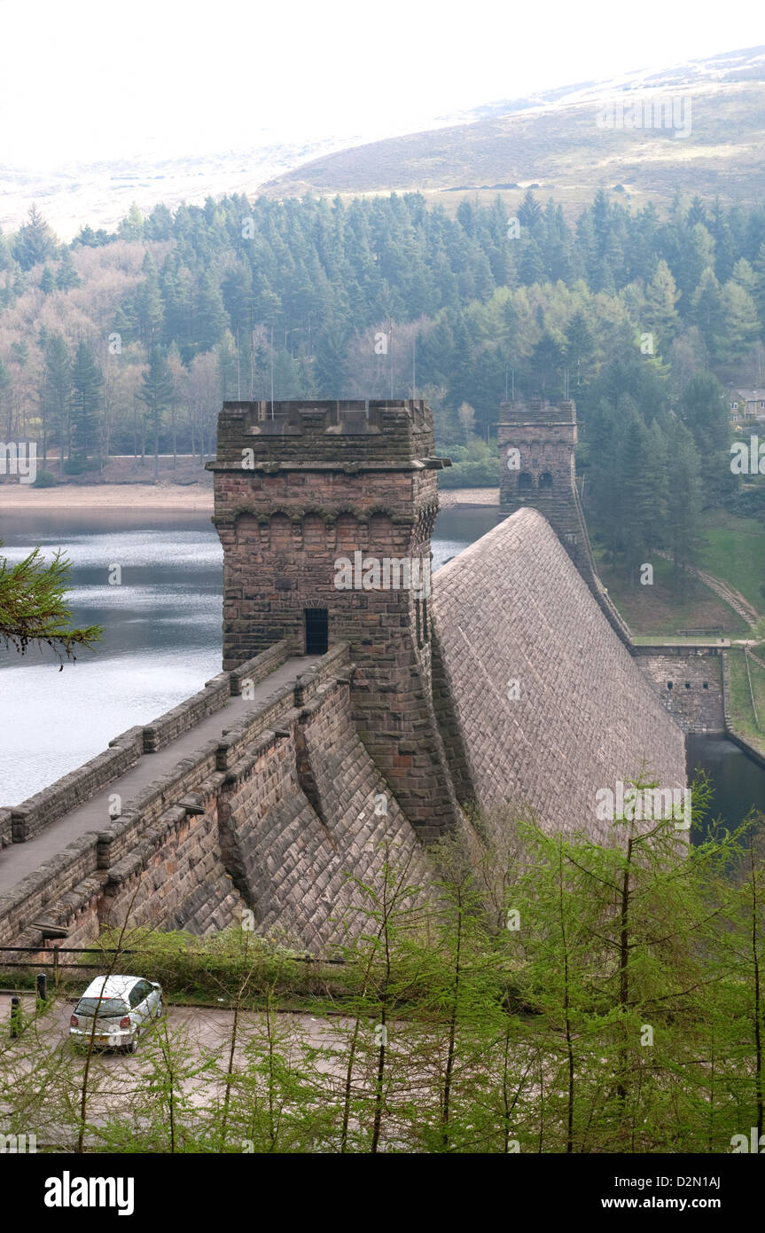 The Derwent dam and reservoir on the River Derwent in the Peak District ...