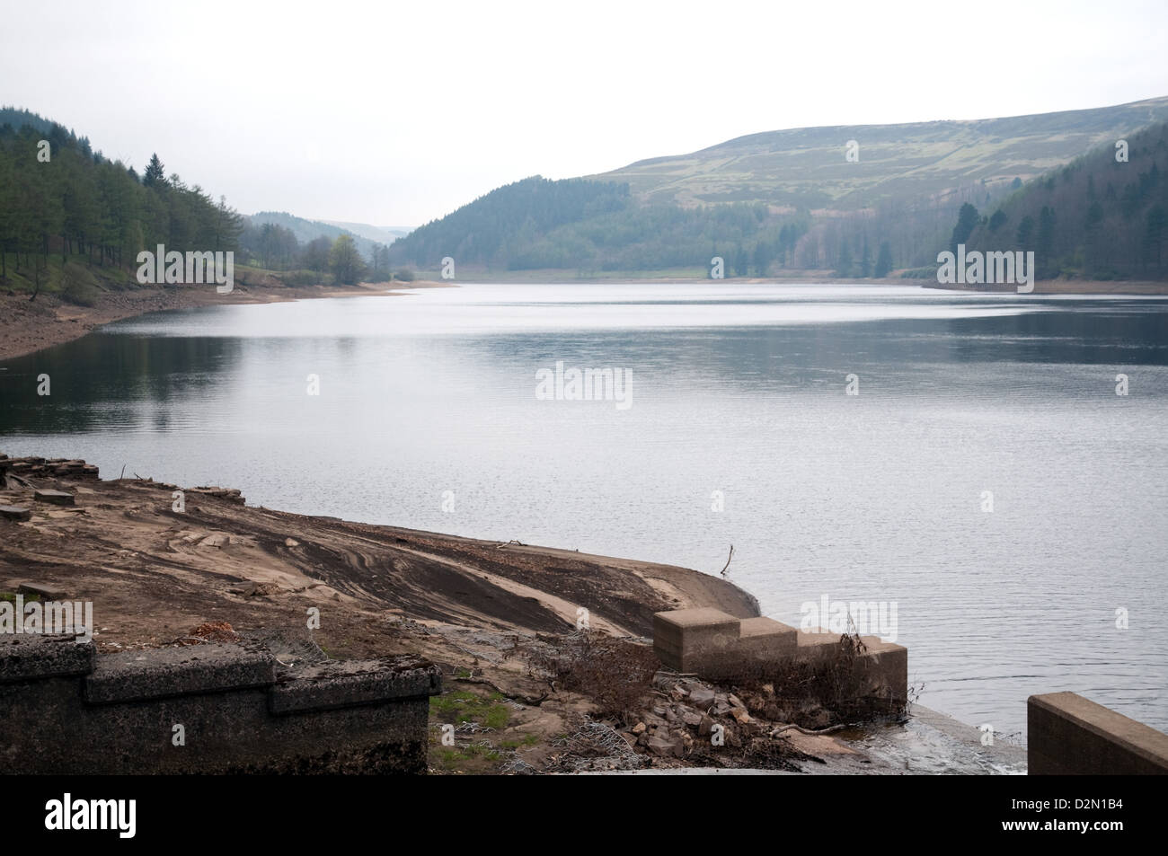 The Derwent dam and reservoir on the River Derwent in the Peak District ...