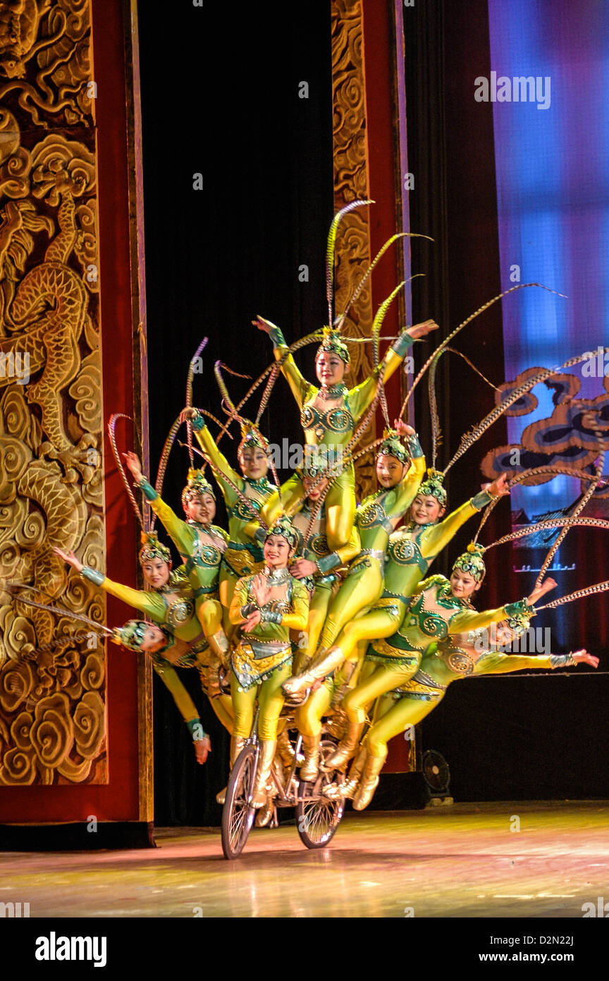 Chinese circus acrobat hi-res stock photography and images - Alamy