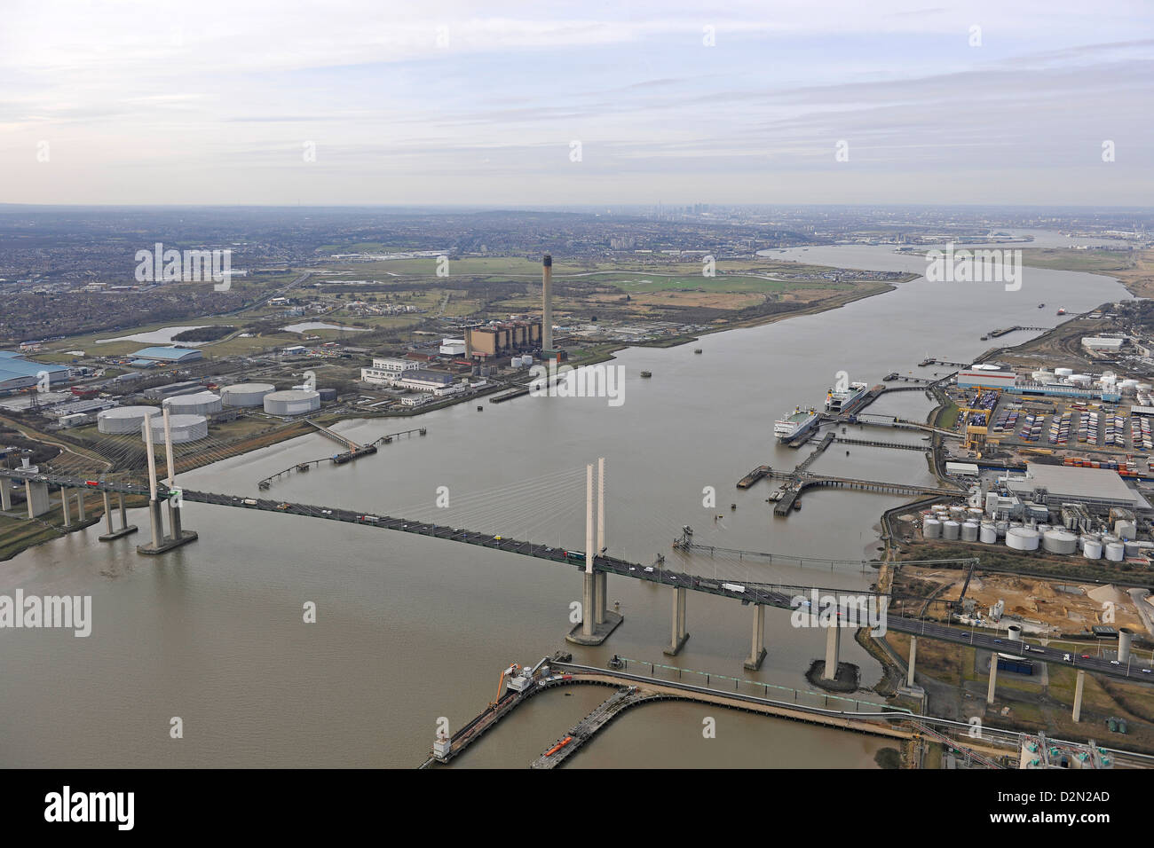 Qe2 bridge hi-res stock photography and images - Alamy