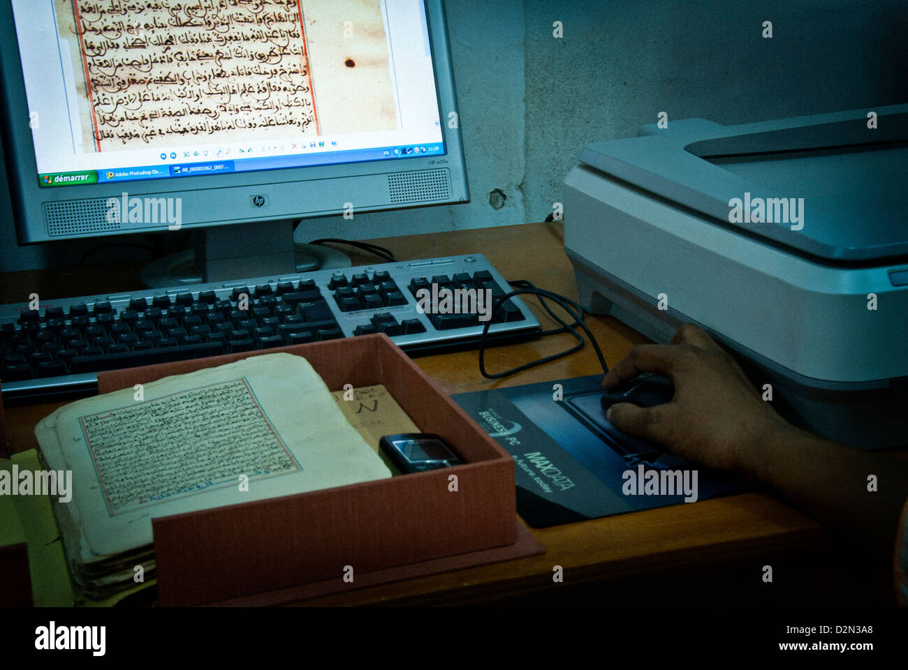 Scanning manuscript at the CEDRAB ( Centre de Documentation et ...