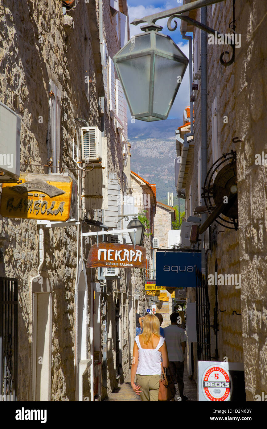 Narrow street europe hi-res stock photography and images - Alamy