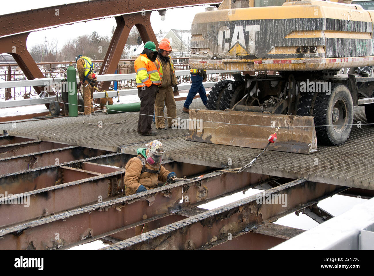Bridge beam lift hi-res stock photography and images - Alamy