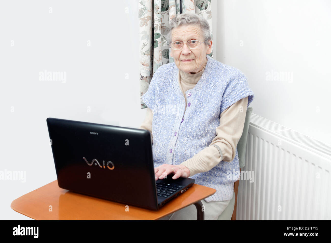 Woman operating computer hi-res stock photography and images - Alamy