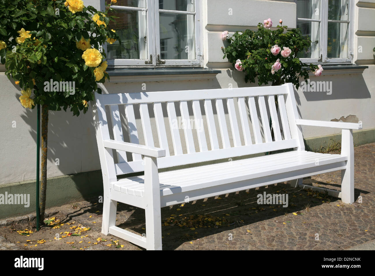 White wooden park bench Stock Photo - Alamy