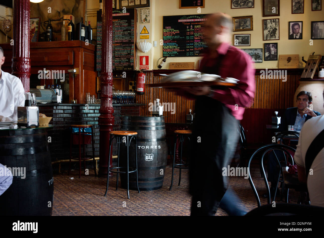 madrid bar bodegas rosell spain waiter barrel typical Stock Photo - Alamy