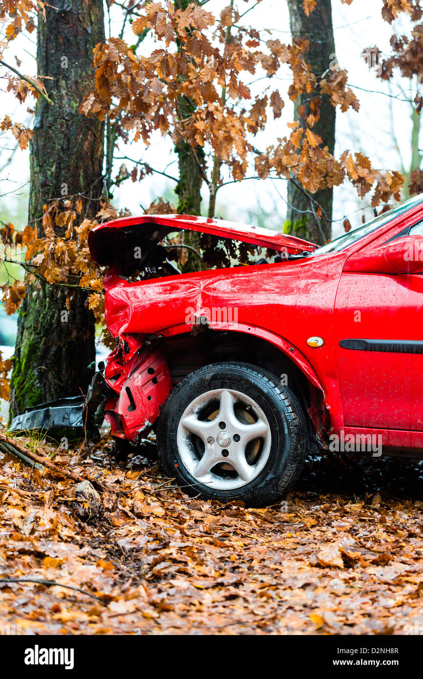 Car crashed into tree hi-res stock photography and images - Alamy