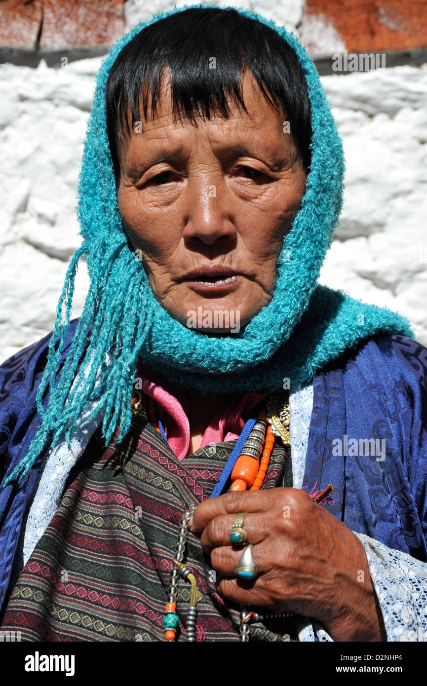 woman praying outside temple Stock Photo - Alamy