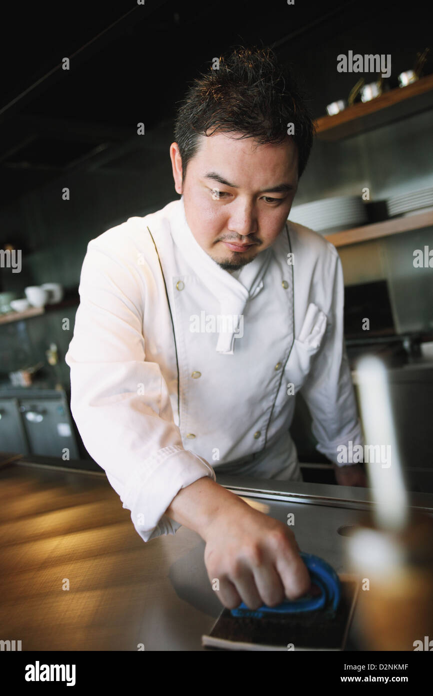 Teppanyaki chef hi-res stock photography and images - Alamy