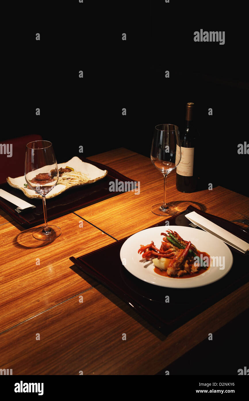 Birds eye view restaurant table hi-res stock photography and images - Alamy