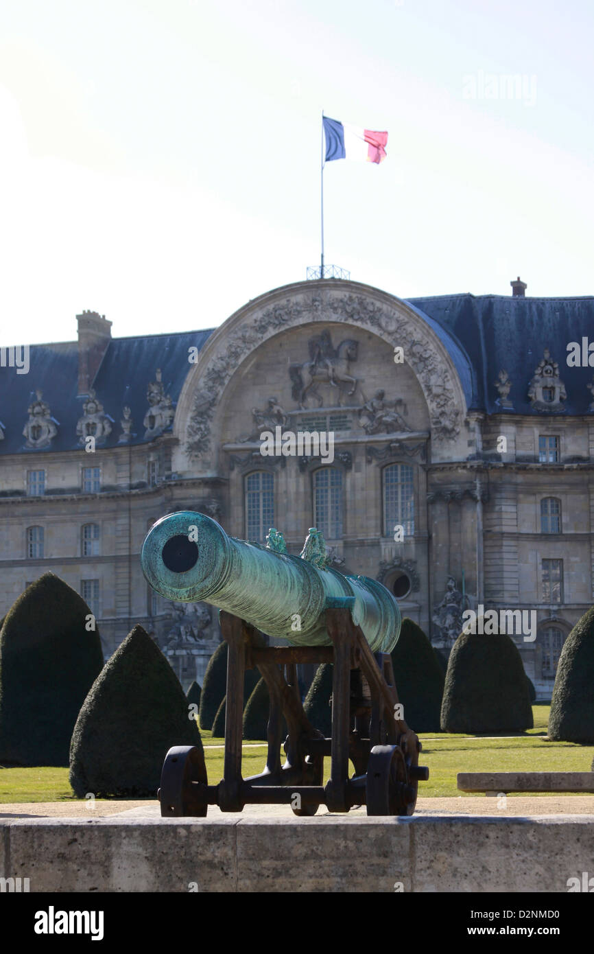 Cannon of paris hi-res stock photography and images - Alamy