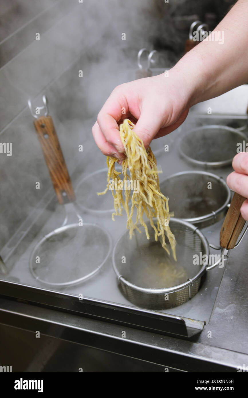 Ramen cooking machine hi-res stock photography and images - Alamy