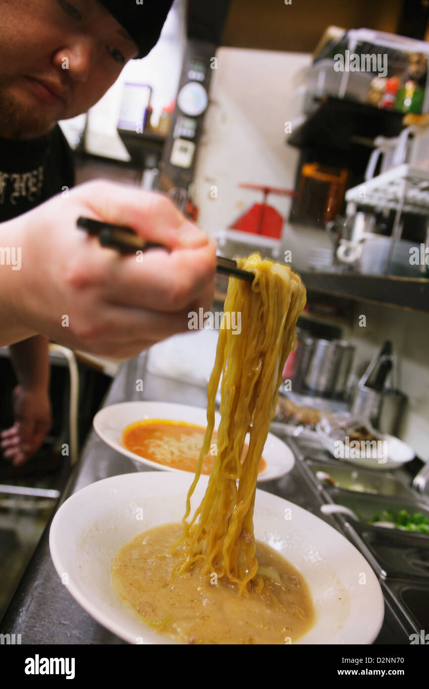 Chopsticks picking up ramen noodles hi-res stock photography and images ...