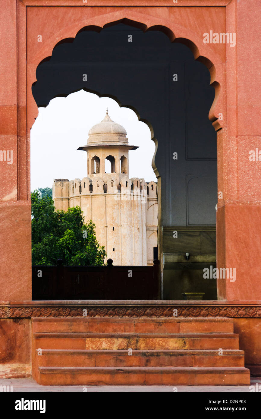 Lahore Fort seen trough arches at Badshahi Mosque. Lahore, Pakistan ...
