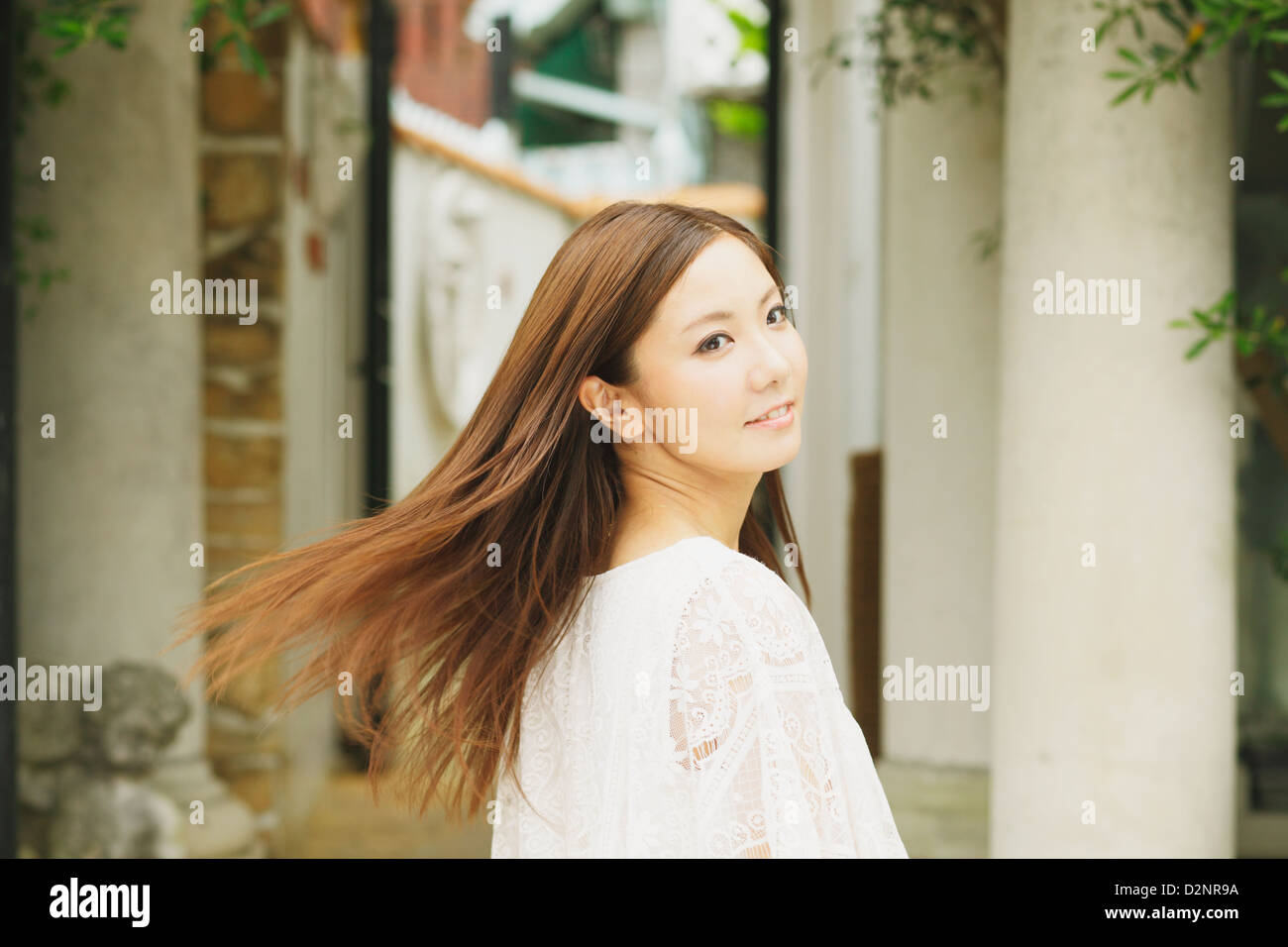 Woman looking around corner back hi-res stock photography and images ...