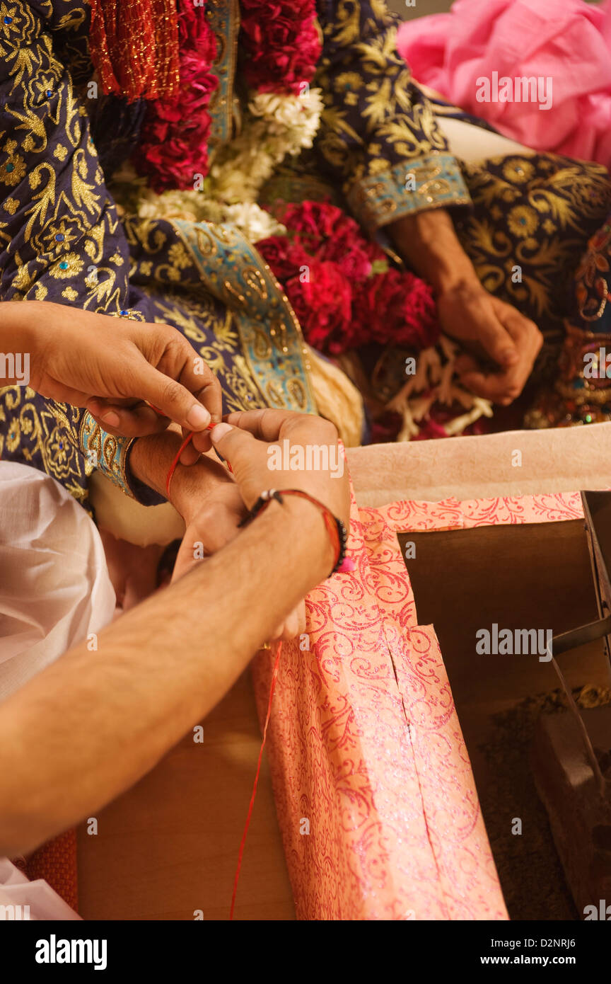 Priest performing religious ceremony in wedding mandap Stock Photo - Alamy