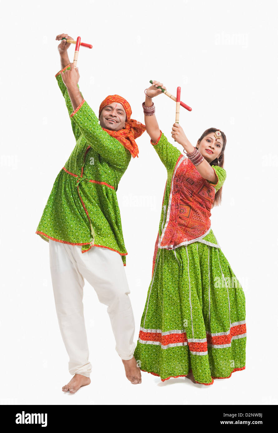 Couple performing dandiya Stock Photo - Alamy