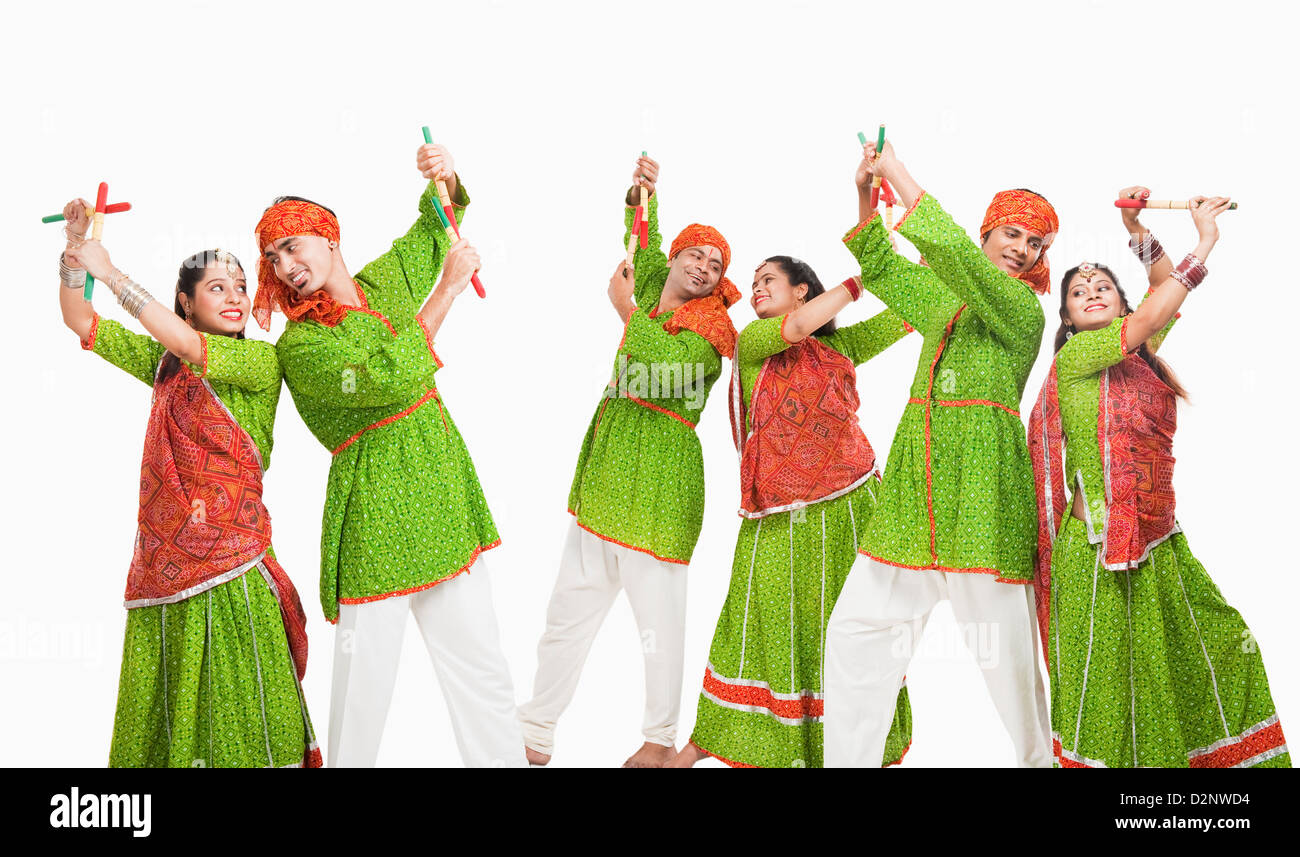Couples performing dandiya Stock Photo - Alamy