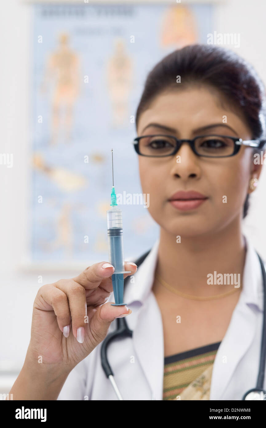 Female doctor holding a syringe Stock Photo - Alamy