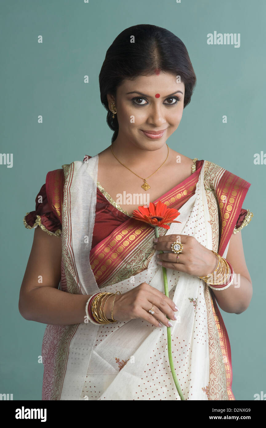 Daisy bindi hi-res stock photography and images - Alamy