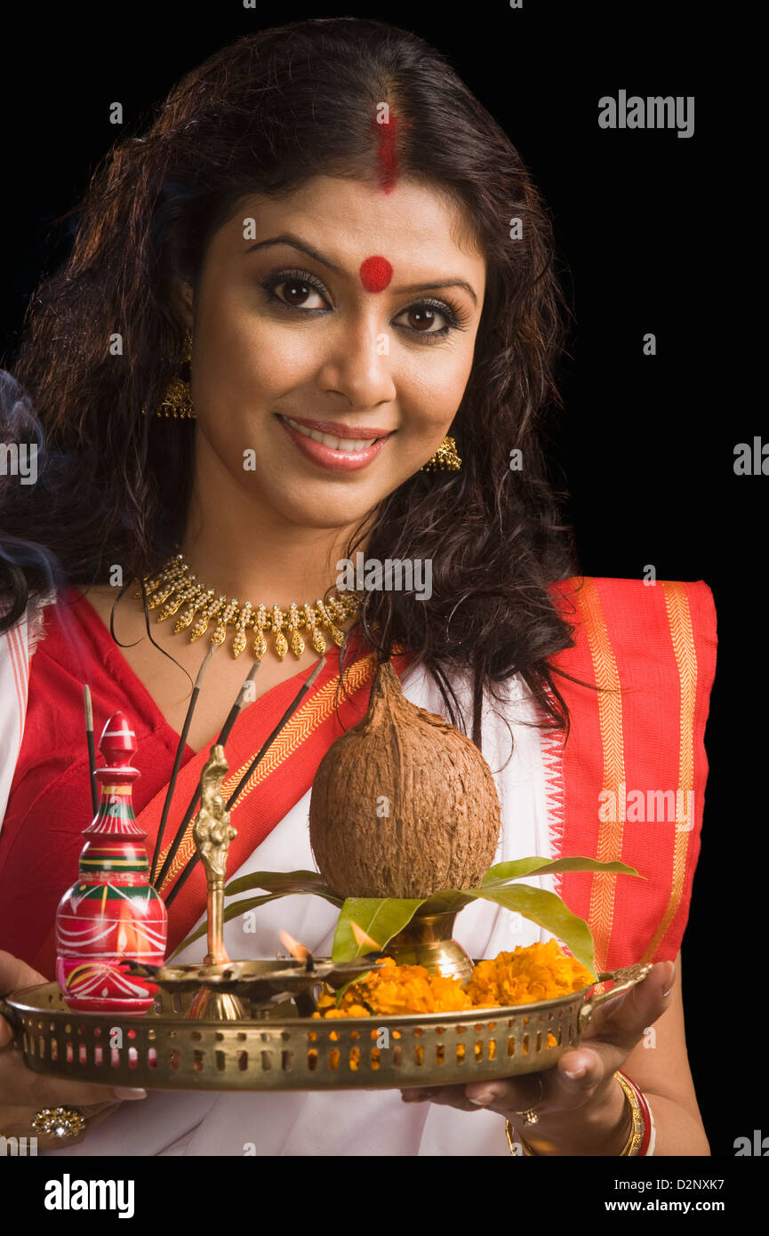 Woman holding a puja thali at Durga puja Stock Photo - Alamy