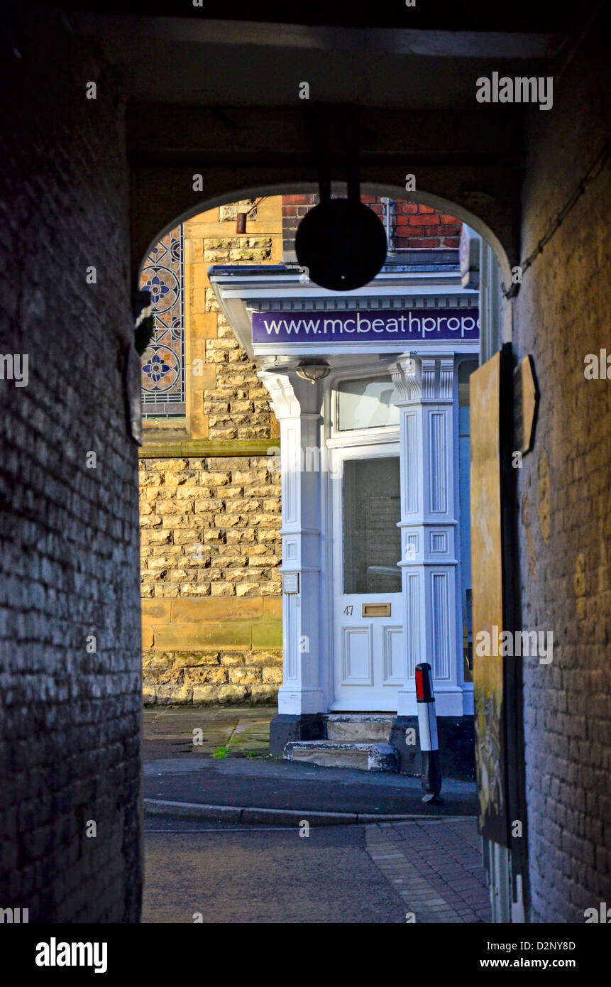 Alleyway uk hi-res stock photography and images - Alamy