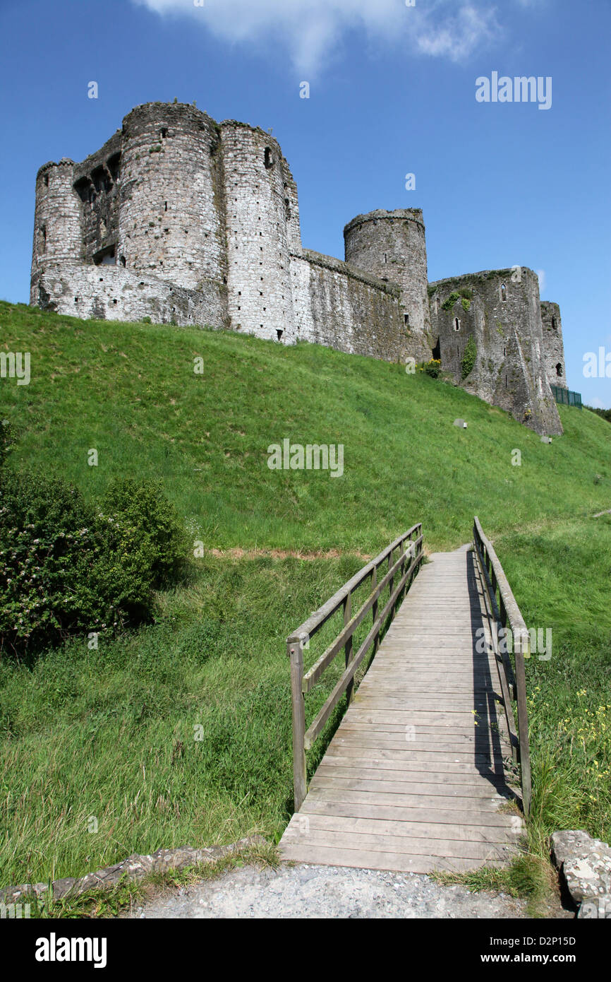 A medieval fortress on the coast of South Wales Stock Photo - Alamy