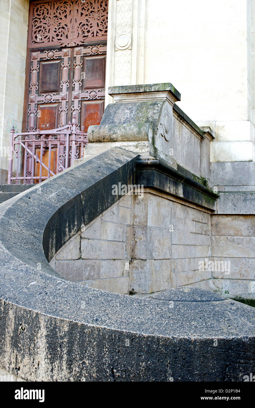 Old wooden castle entrance door hi-res stock photography and images - Alamy