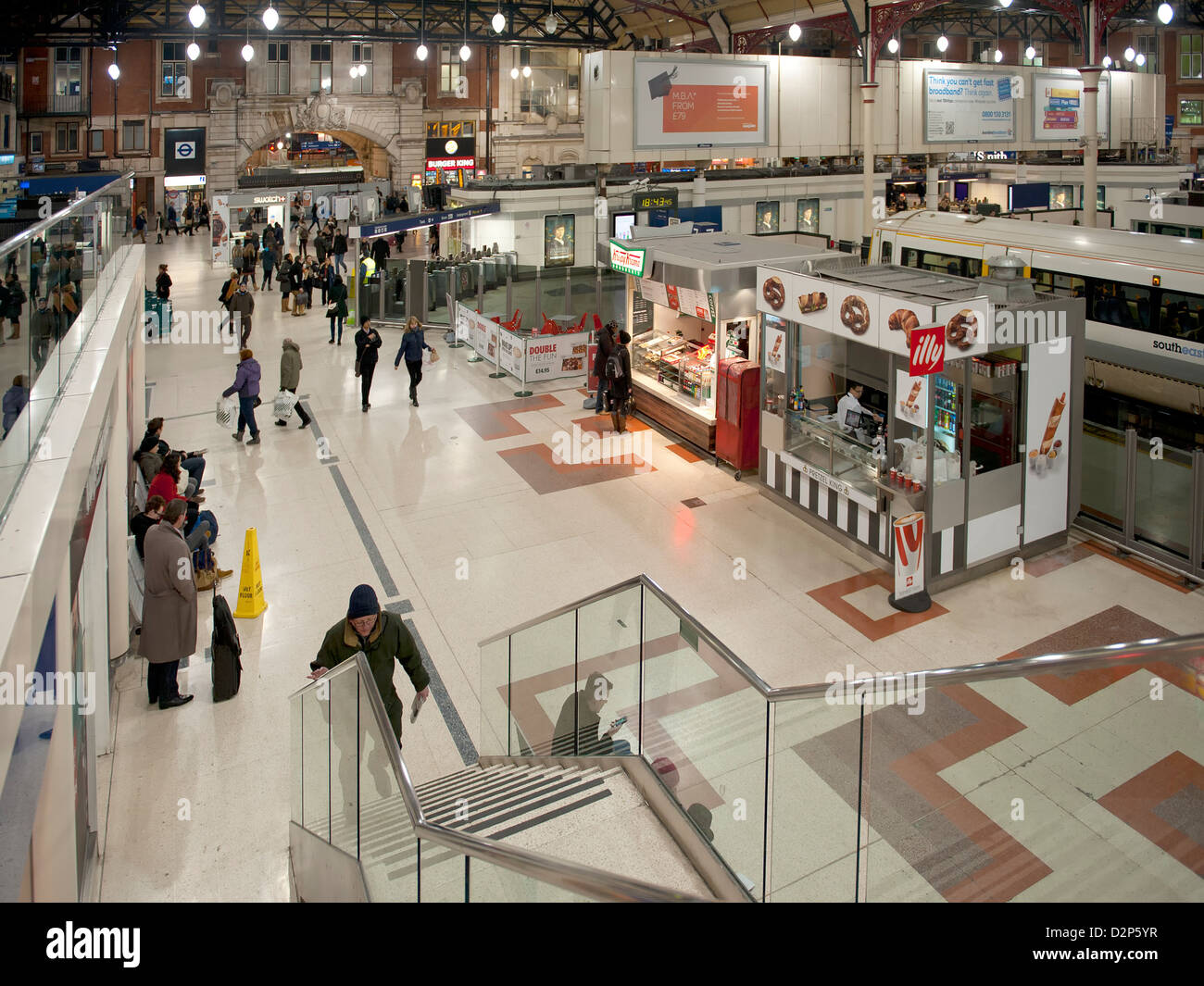 Victoria train station concourse hi-res stock photography and images ...