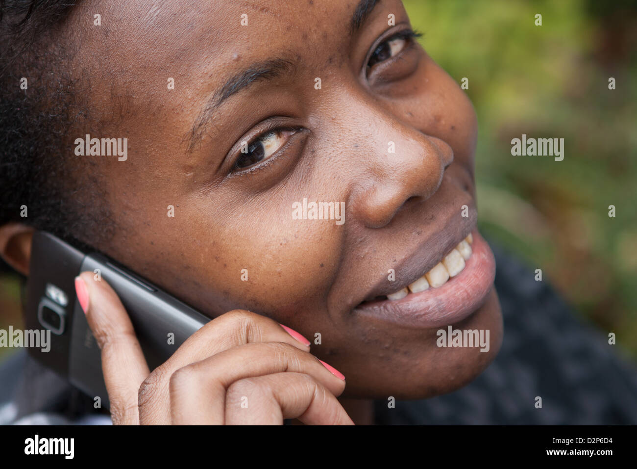 A black woman using a mobile phone Stock Photo - Alamy