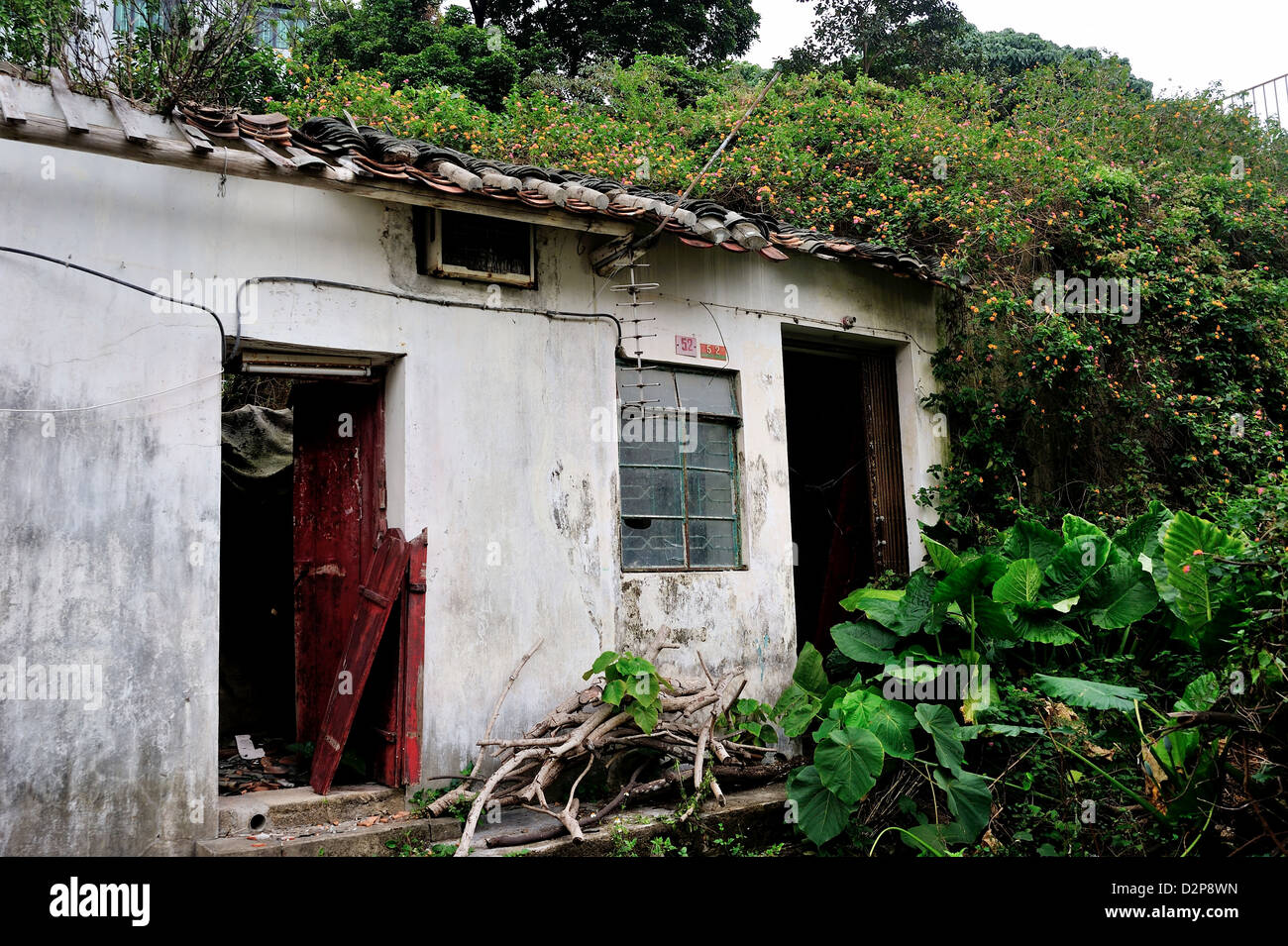 Old and broken chinese style house Stock Photo - Alamy