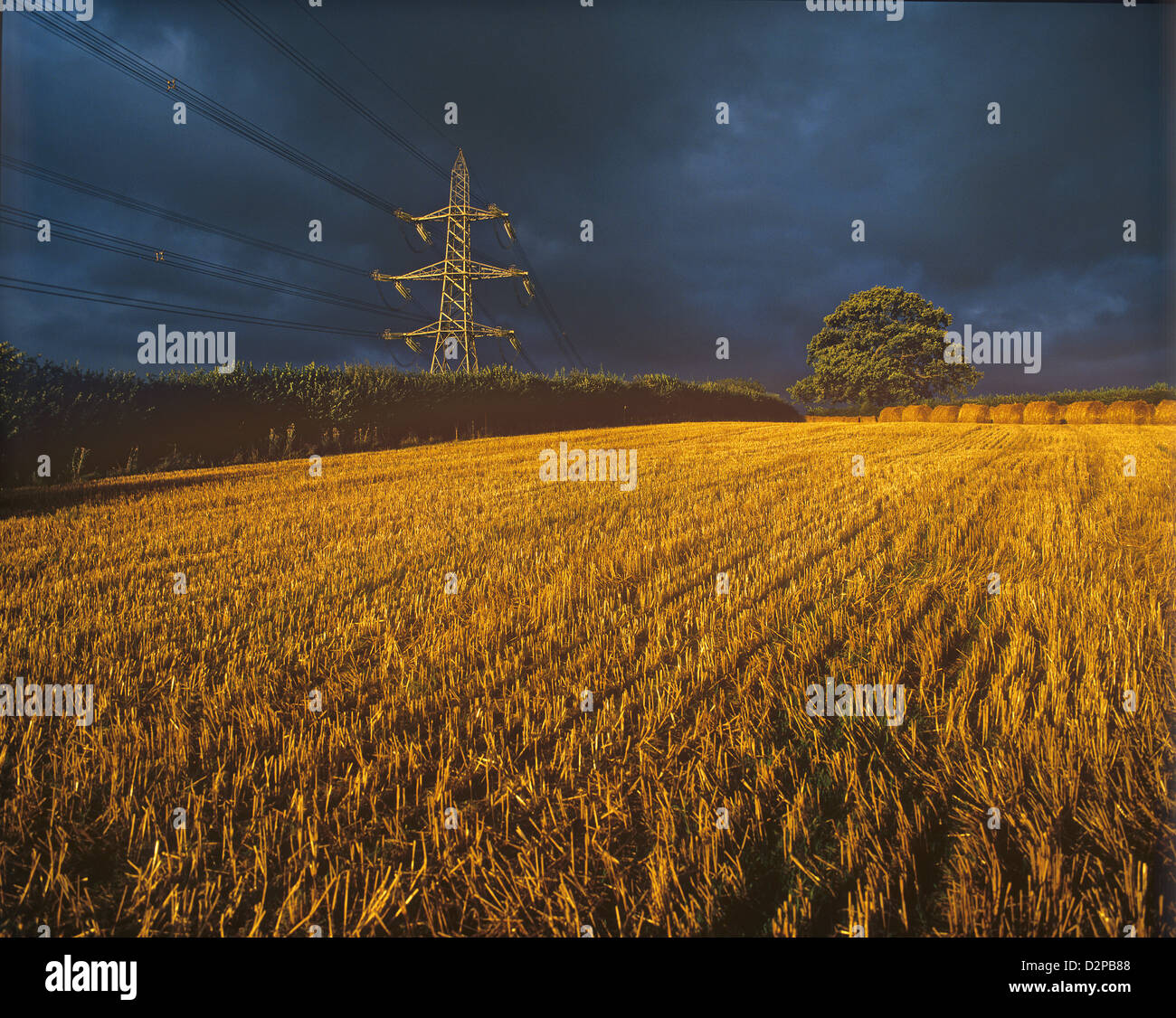 Pylon field england hi-res stock photography and images - Alamy