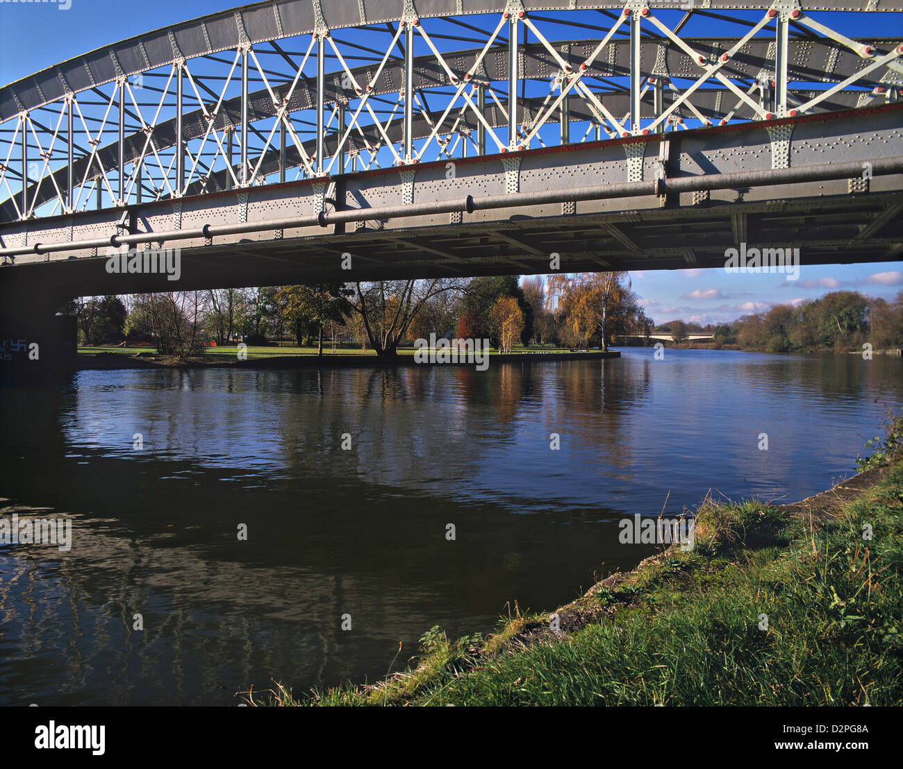 Rail-bridge over the River Thames west of London, England Stock Photo ...