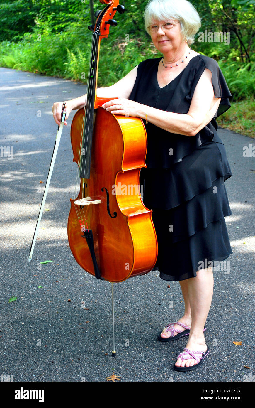 Solo cellist hi-res stock photography and images - Alamy