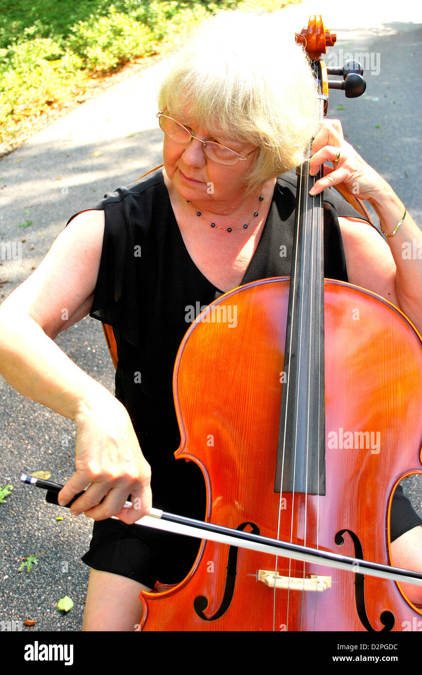 Cellist hi-res stock photography and images - Alamy