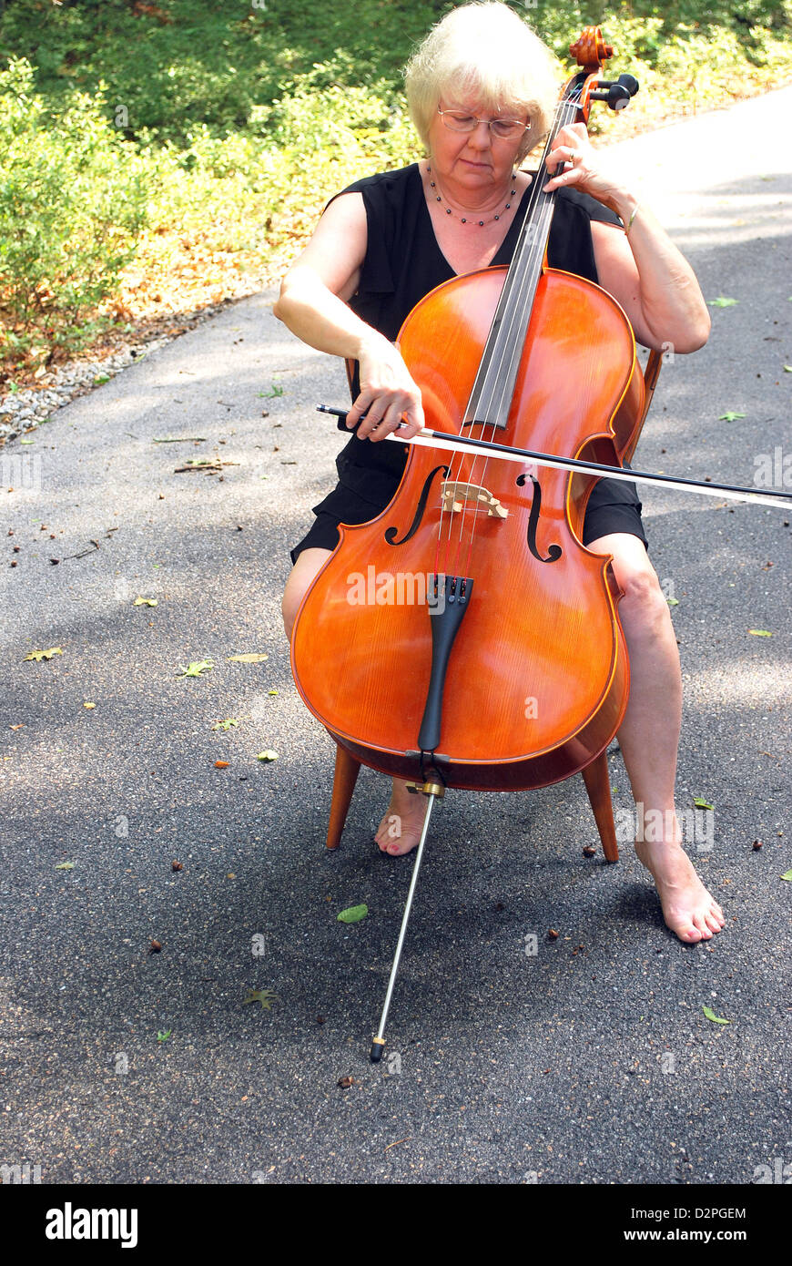 Classical cellist hi-res stock photography and images - Alamy