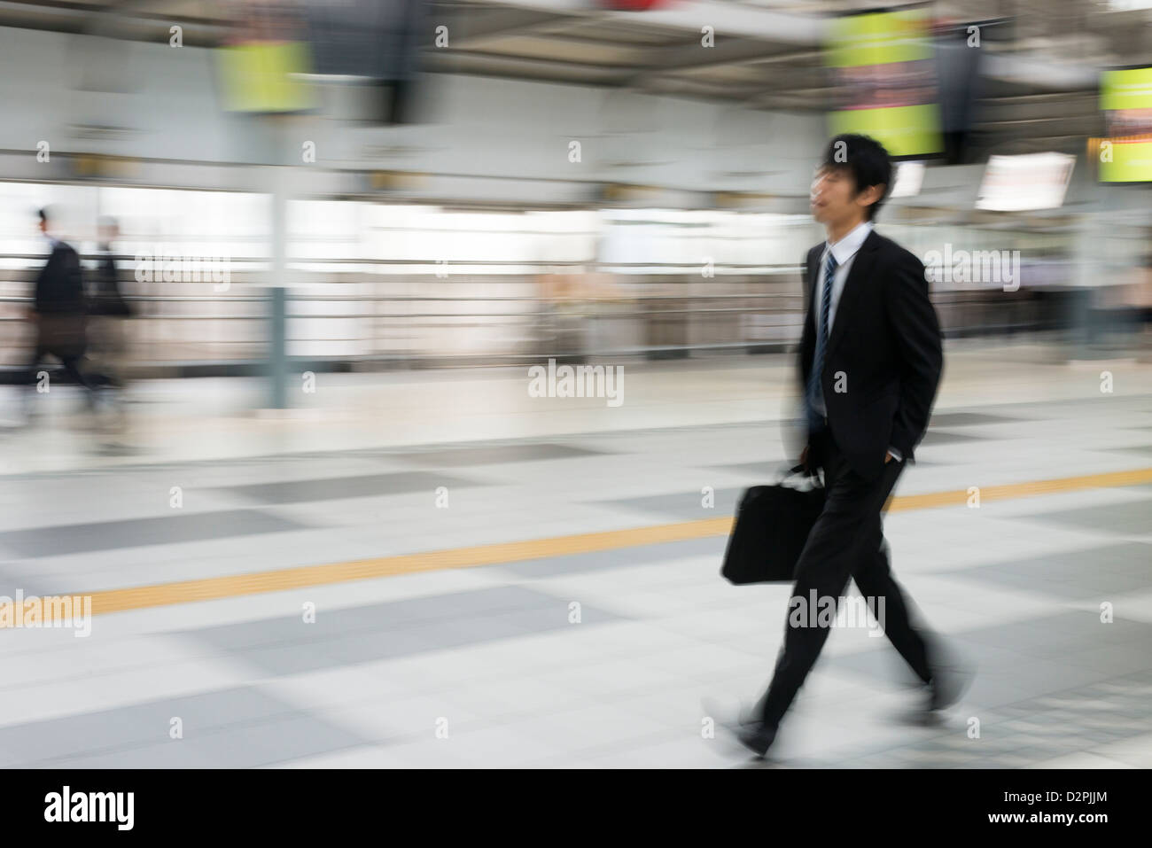 Workers commuting to work hi-res stock photography and images - Alamy