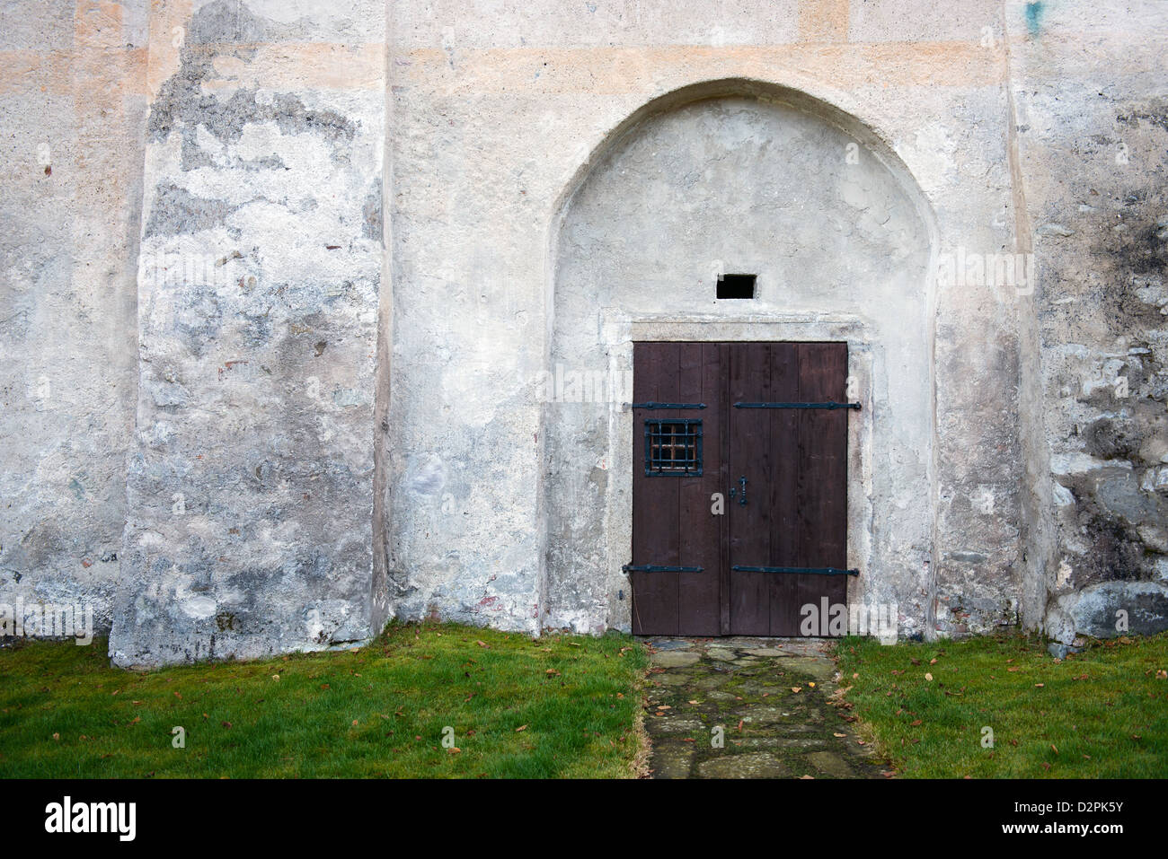 path leading to ancient wooden door Stock Photo - Alamy
