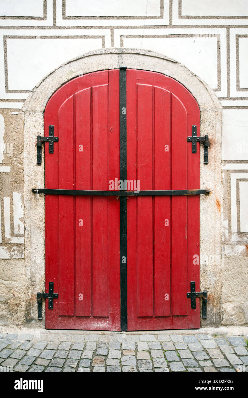 red wooden locked door Stock Photo - Alamy
