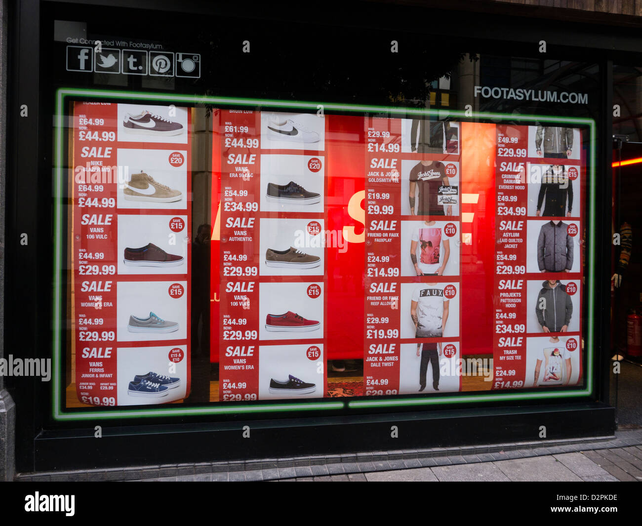 Discount signs hi-res stock photography and images - Alamy