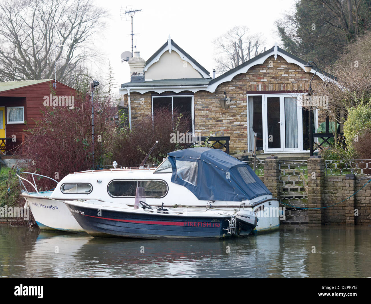 Riverside mooring hi-res stock photography and images - Alamy