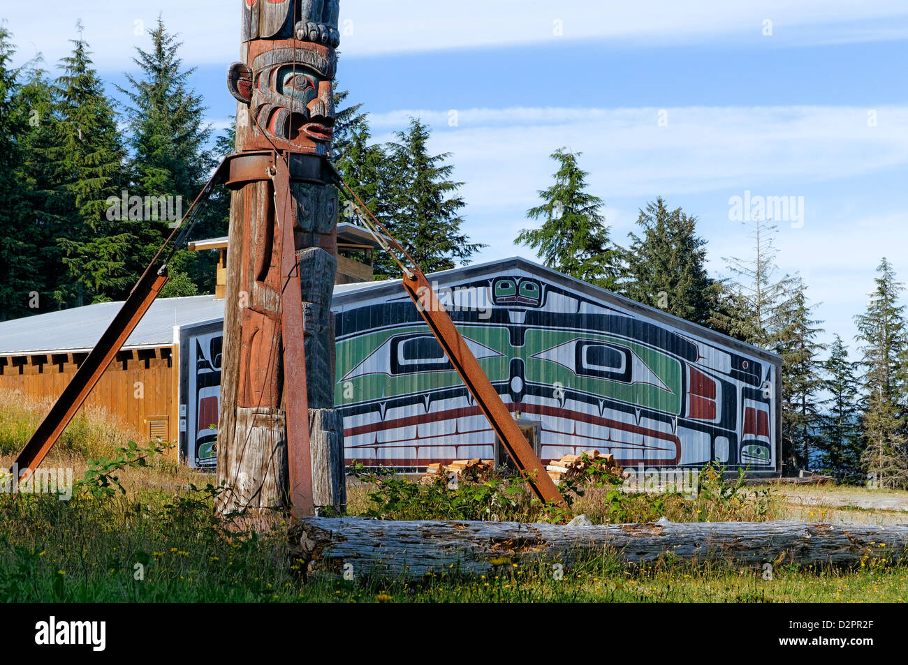 World's tallest totem pole and Traditional Big House, Alert Bay ...