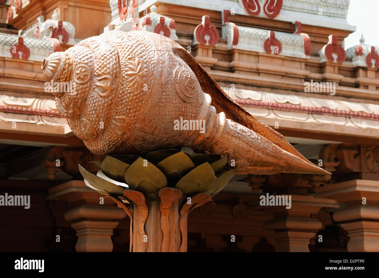 Conch sculpture india hi-res stock photography and images - Alamy